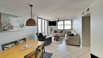 Apartamento em Condomínio Fechado, várias camas, varanda, vista para o oceano (505) | Restaurantes