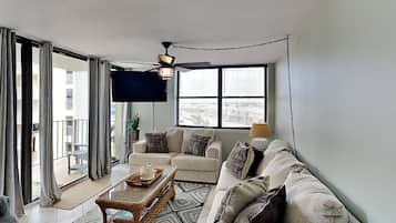 Apartamento em Condomínio Fechado, várias camas, varanda, vista para o oceano (505) | Sala de estar | Televisor de ecrã plano de 40 polegadas com canais digitais, televisor