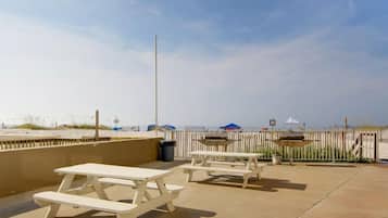 Apartamento em Condomínio Fechado, várias camas, varanda, vista para o oceano (505) | Terrenos do alojamento