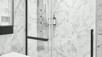 Quarto (Medium) | Banheiro | Chuveiro, secador de cabelo, roupões de banho, chinelos