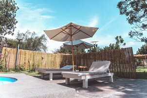 Piscina exterior, da(s) 8:00 à(s) 20:00, guarda-sóis, espreguiçadeiras 