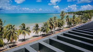 Na praia, areia branca