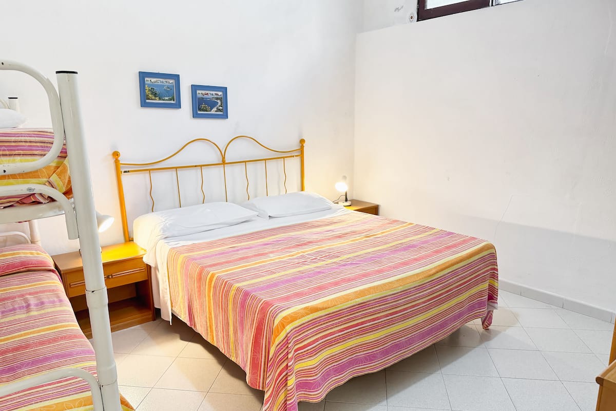 Quarto econômico | Wi-Fi de cortesia, roupa de cama