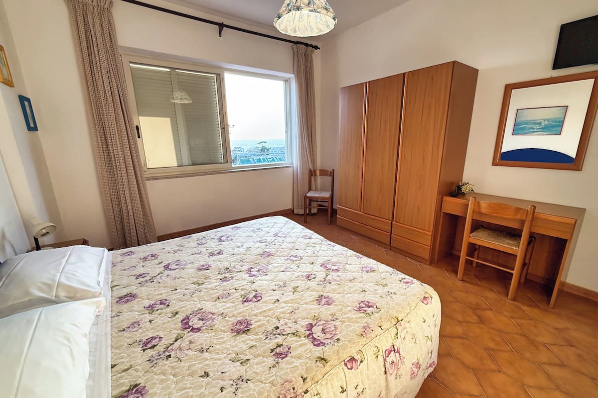 Quarto superior | Wi-Fi de cortesia, roupa de cama
