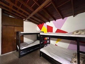 Dormitório Partilhado Básico | 1 quarto, com decoração personalizada, com mobília individualizada