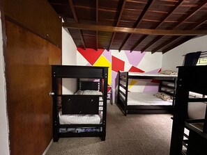 Dormitório Partilhado Básico | 1 quarto, com decoração personalizada, com mobília individualizada