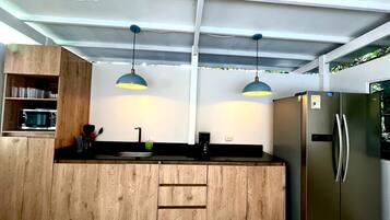 Villa | Cozinha privada | Um frigorífico/congelador grande, um micro-ondas, uma cafeteira/bule