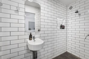 Apartamento Standard | Casa de banho | Um polibã, toalhas fornecidas, sabão, champô 