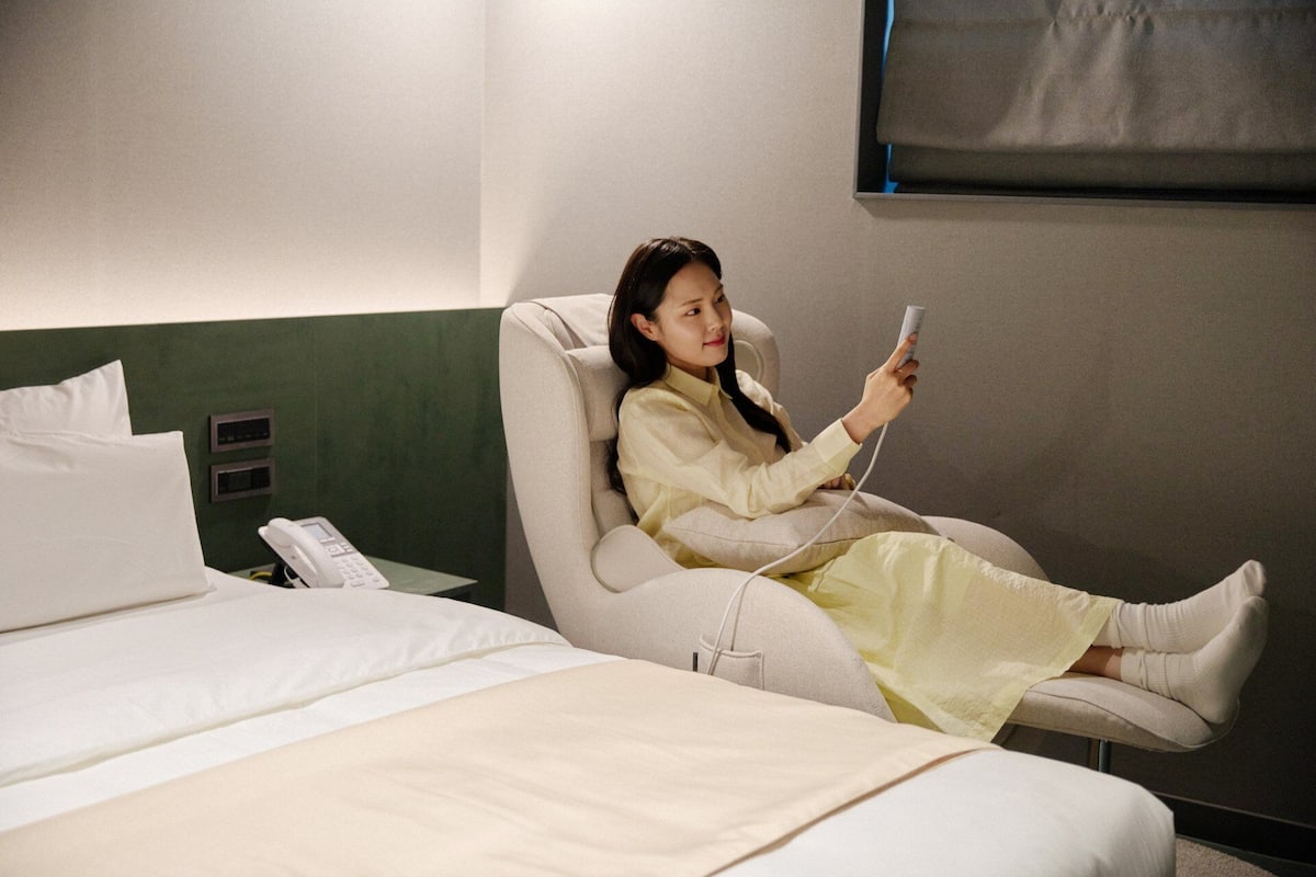 Massage Chair Room | Edredões de penas, secretária