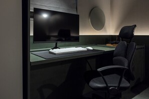 Quarto Empresarial | Edredões de penas, secretária 