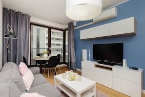 Apartamento, 1 quarto, varanda | 1 quarto, secretária, secretária adequada para computadores portáteis