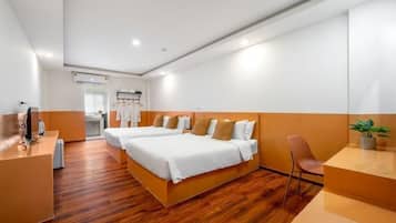 Superior Twin Room | Cofres nos quartos, escrivaninha, cortinas blackout, Wi-Fi de cortesia