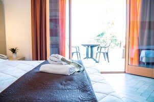 Quarto quádruplo luxo | Frigobar, cofres nos quartos, escrivaninha, cortinas blackout