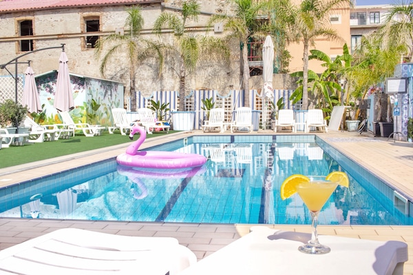 Piscina externa sazonal, guarda-sóis, espreguiçadeiras