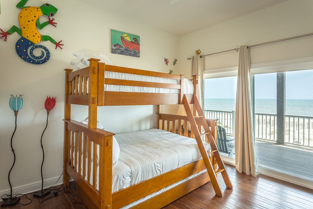 Beachfront, Pool, Spa, Pet Friendly, Elevator, Decks, fire pit, Games ...