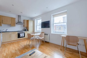 Apartamento Básico, várias camas | Cozinha privada | Um frigorífico, um micro-ondas, um forno, uma placa de cozinha