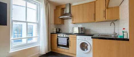 Apartamento Básico, várias camas | Cozinha privada | Um frigorífico, um micro-ondas, um forno, uma placa de cozinha
