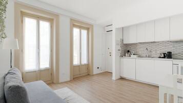 Appartamento con 1 Camera da Letto Via della Spiga 46 | Sala de estar | Televisor de ecrã plano de 40 polegadas com canais via satélite