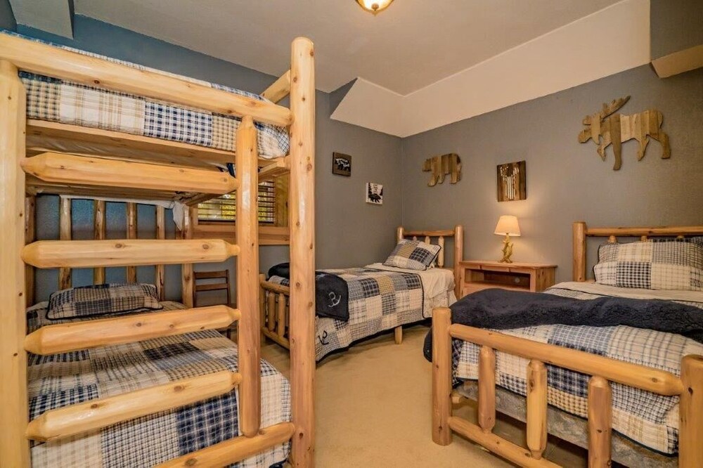 Private Log Cabin 4 BR/3 BA Perfect hidden getaway! Close to Gatlinburg ...