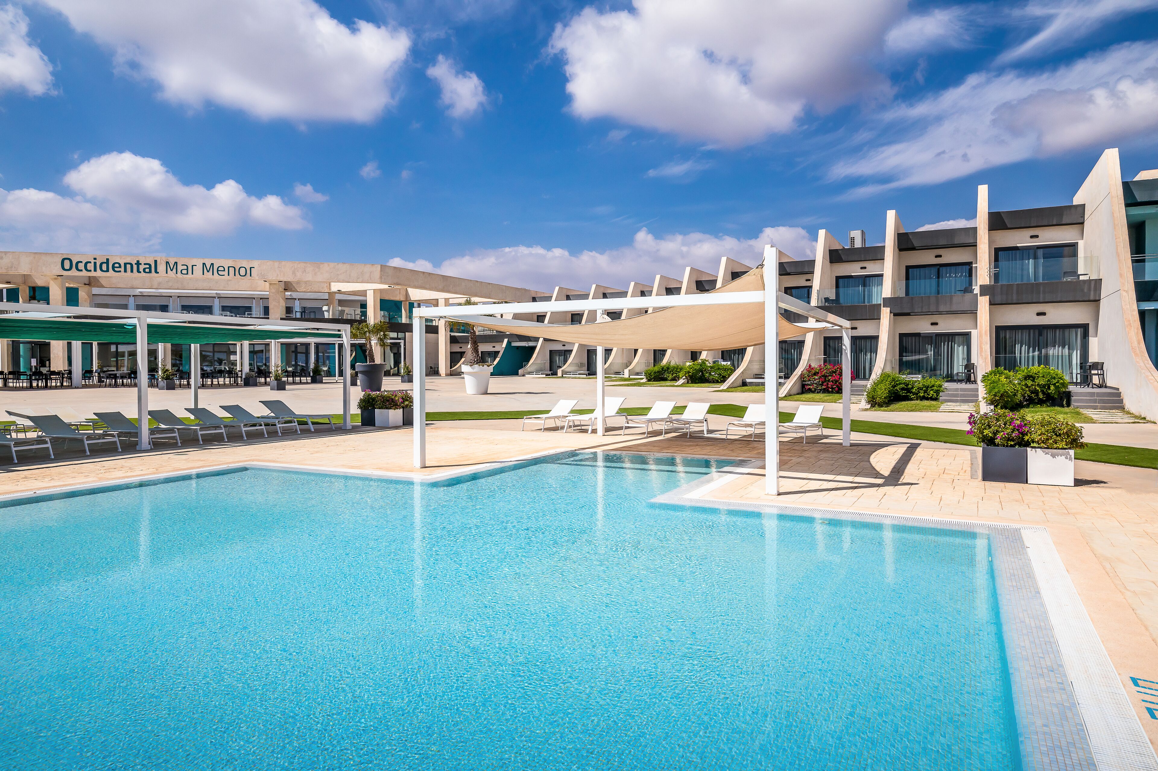 Piscina exterior sazonal, da(s) 10:30 à(s) 20:30, guarda-sóis 