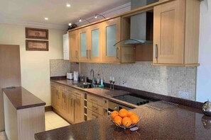 Um frigorífico, um micro-ondas, um forno, uma placa de cozinha