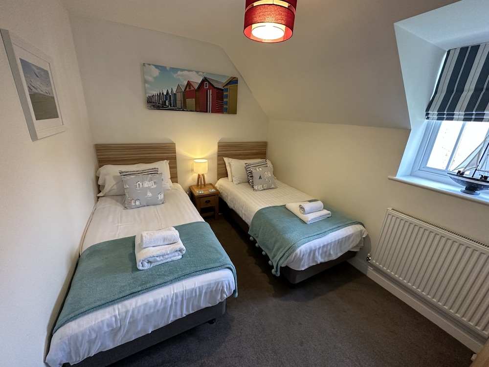 Stunning Coastal Cottage - Sleeping 5 In 2 Bedrooms - Pool And Beach Access Included. - Filey