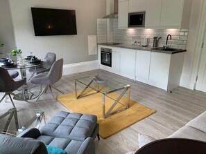 Cobertura superluxo | Área de estar | Smart TV 50 polegadas com canais digitais, TV, Netflix