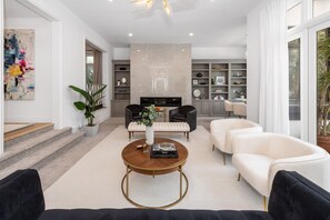 Casa superluxo, várias camas, varanda, vista para a montanha (Reef Mall) | Área de estar | TV de tela plana 50 polegadas com canais digitais, TV