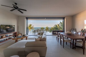 Apartamento Exclusivo, 3 quartos, terraço, vista para o mar | Sala de estar | Smart TV de 55 polegadas com canais por cabo, televisor 