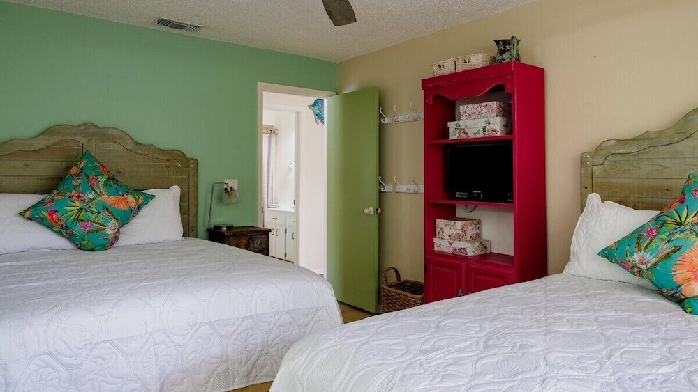 Charming 3 Bedroom 2 Bath Home With Pool Just 2 Minutes From Anna Maria Island - Coquina Beach, FL