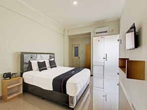 Suíte luxo | Escrivaninha, roupa de cama