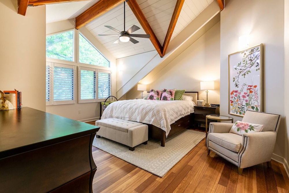 On the Waterfront Custom Chalet w Multiple Suites, Private Pier and Hot ...