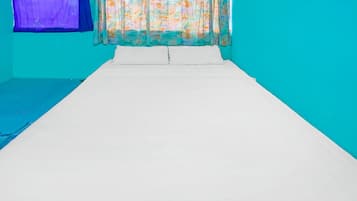 Quarto Duplo Económico | Secretária adequada para computadores portáteis, Wi-fi grátis