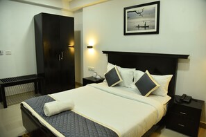 Quarto casal luxo | Escrivaninha, ferros/tábuas de passar roupa, Wi-Fi de cortesia