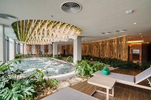 Piscina interna, piscina externa, funciona das 7h às 21h, guarda-sóis