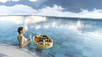 Piscina interior, piscina exterior, da(s) 7:00 à(s) 21:00, guarda-sóis