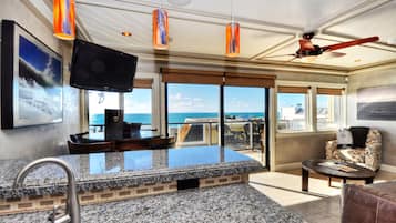 Villa Exclusiva, 1 cama queen-size e sofá-cama, varanda, vista para o oceano | 1 quarto, secretária adequada para computadores portáteis