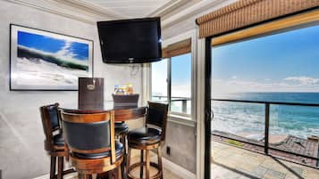 Villa Exclusiva, 1 cama queen-size e sofá-cama, varanda, vista para o oceano | 1 quarto, secretária adequada para computadores portáteis