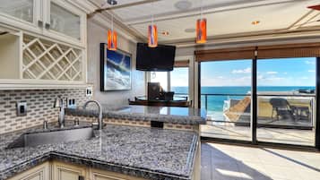Villa Exclusiva, 1 cama queen-size e sofá-cama, varanda, vista para o oceano | 1 quarto, secretária adequada para computadores portáteis