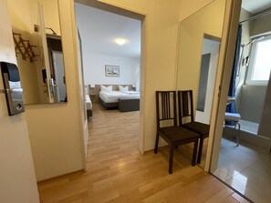 Apartamento Comfort | Secretária, secretária adequada para computadores portáteis 