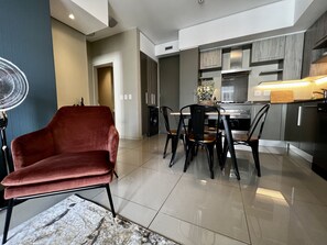 Apartamento grand | Área de estar | TV de tela plana 50 polegadas com canais a cabo, TV, Netflix