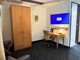 Secretária, roupa de cama fornecida 