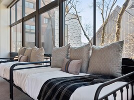 Apartamento romântico | Roupas de cama premium, edredons de pluma