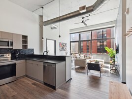 Apartamento Gallery | Cozinha privada | Um frigorífico/congelador grande, um micro-ondas, um forno