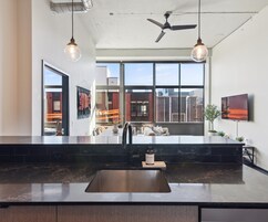 Apartamento Superior | Cozinha privada | Um frigorífico/congelador grande, um micro-ondas, um forno