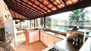 Villa | Cozinha privada | Um frigorífico/congelador grande, um micro-ondas, um forno 