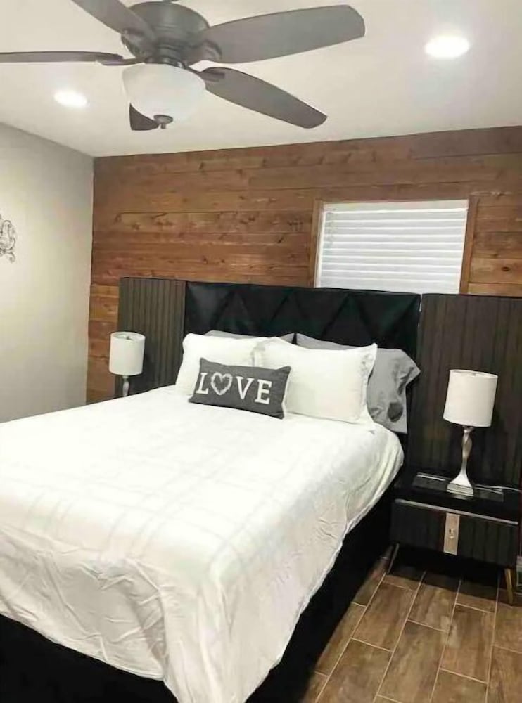 Lavish Living On Monroe - Lamar University, Beaumont