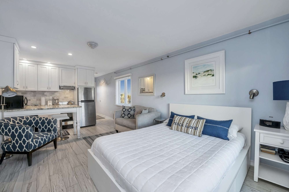 Ocean Theme Balcony-view Studio Apt W/ 1 Bth & Tub - Montauk, NY