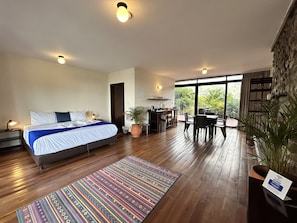 Quarto clássico | Roupas de cama premium, cofres nos quartos, individualmente decorados