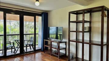 Dúplex Comfort | Sala de estar | Televisor de 43 polegadas com canais por cabo
